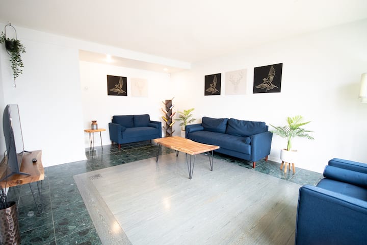 Quaint 5 Bedroom Home W. Huge Backyard | Nepean - Ottawa