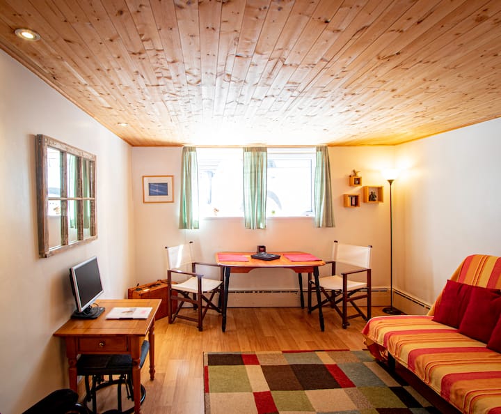Charming In-law Suite Room - Hydrostone Market - Halifax