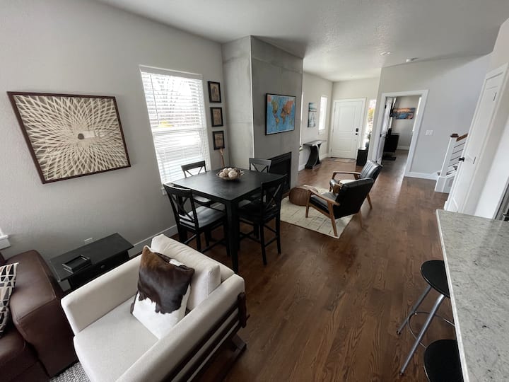 New Modern Home In S. Downtown W/ Hot Tub/fire Pit - Colorado Springs, CO