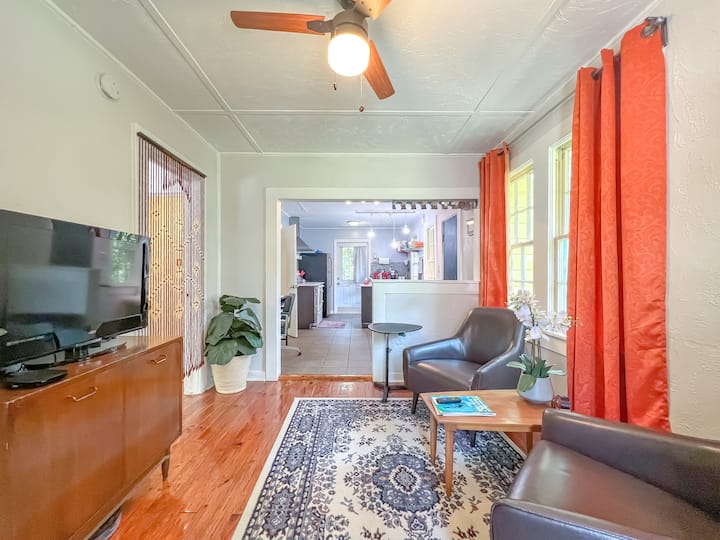 Small 1950s 2br House- 3 Min To Fsu W/ Yard - Tallahassee, FL