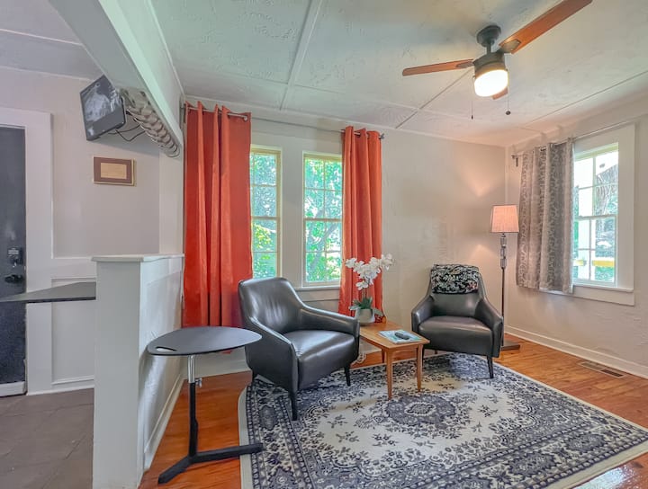 Small 1950s 2br House- 3 Min To Fsu W/ Yard - Tallahassee, FL