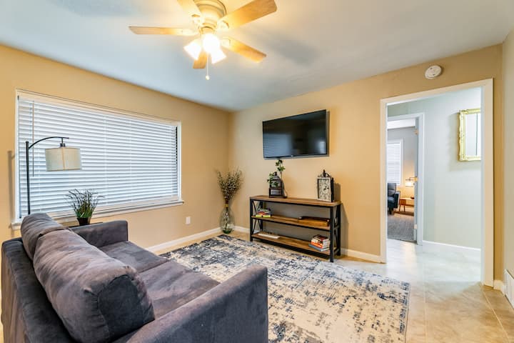 Cozy & Peaceful- Close To City, Food, Train, Shops - Dallas, TX