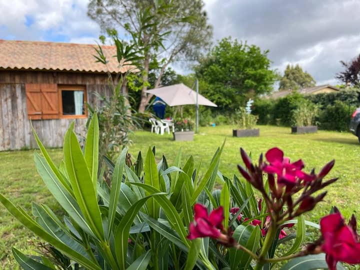 La Petite Cabane Bleue Planquée Dans La Prairie - Le Porge