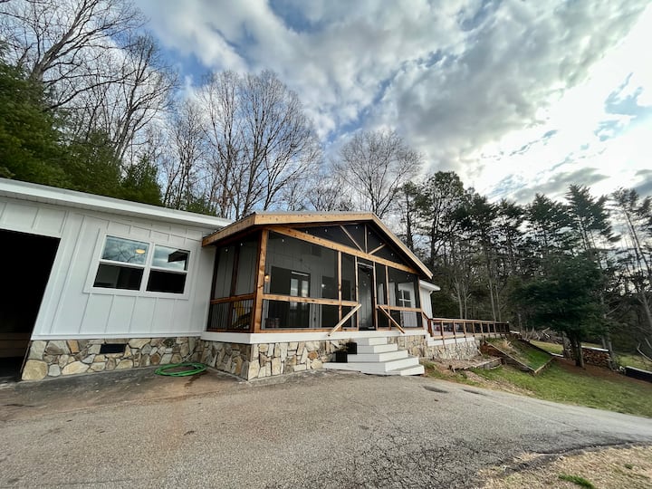 Cheerful 3 Bed Bungalow With Large Patio & Views - Franklin, NC