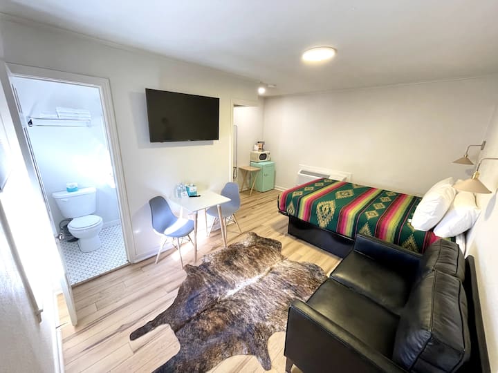 *The Frederick Motel - Retro Queen Room On Main! - Fredericksburg, TX