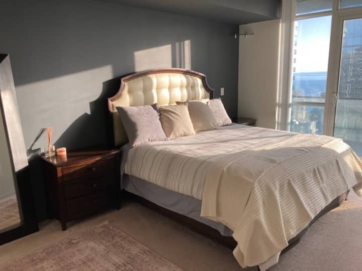 Luxury Spacious 2 Bed, 2 Bath 43rd Floor Condo - Toronto