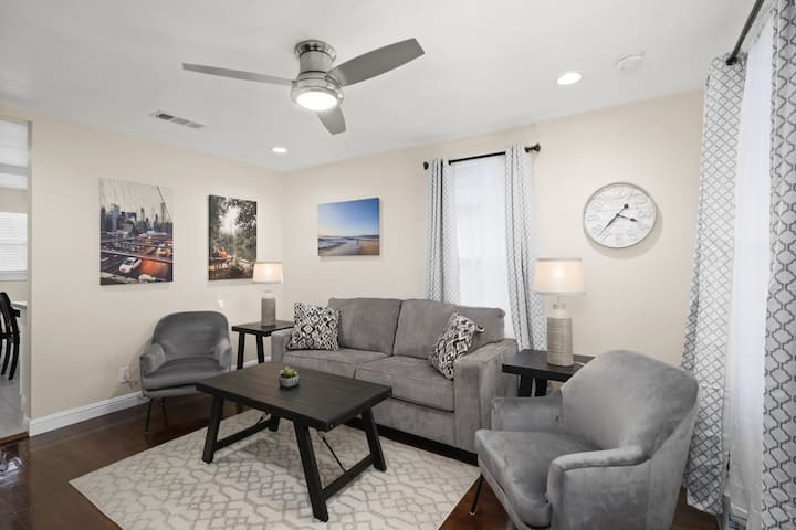 Cozy 2b/1bth W Spacious Parking Inside Fence - Fresno, CA
