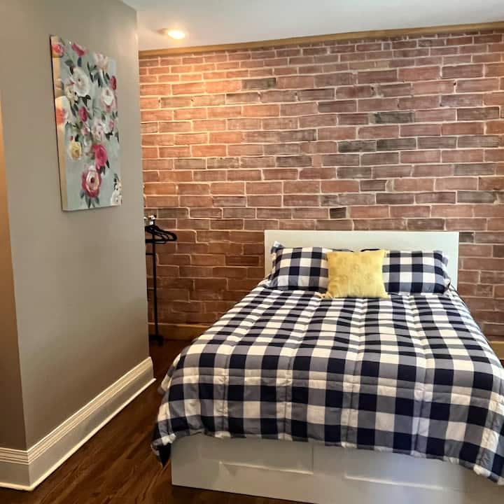 Cozy 1st Floor Apartment, 2 Bed, 1 Bath, Sleeps 6 - Buffalo, NY