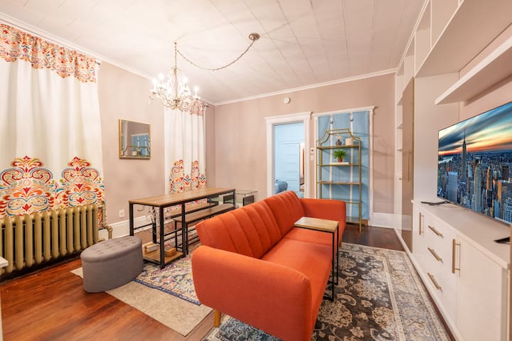 Quaint & Charming Century-old Brownstone Near Nyc - Washington Heights, NY