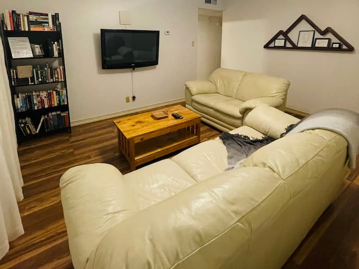 Sweet & Sunny 3-bedroom Home W/ Mountain View’s - El Paso, TX