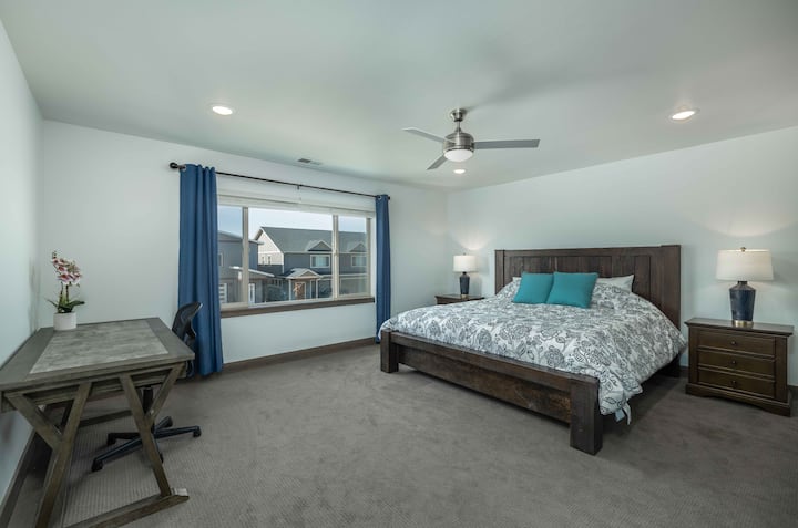 Large Townhome W/ Fenced Yard, 4 Miles To Downtown - Bozeman, MT