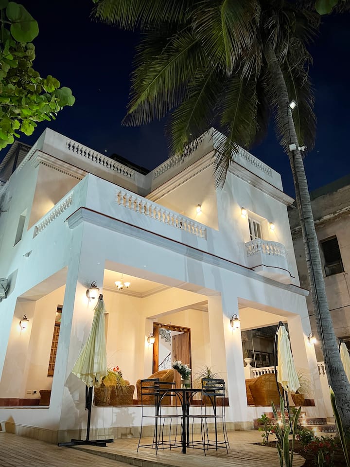 Havana 56: Renovated House Next To Seafront - La Habana