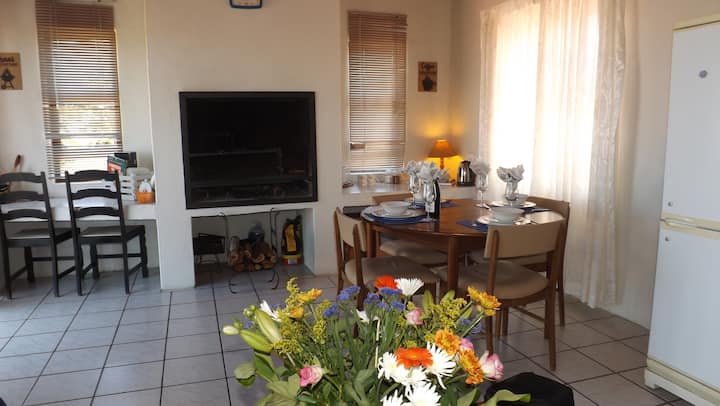 Lovely 2 Bedroom Unit With A Built-in Fireplace. - Kleinmond