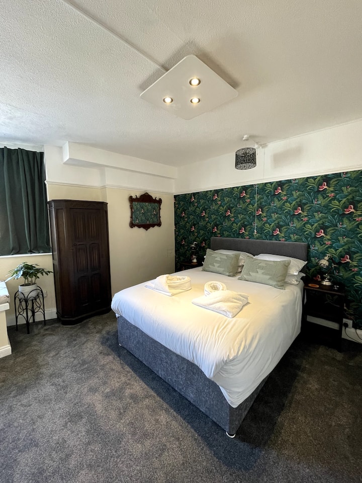 Room 3-king Suite, Town Centre, Above A Great Pub! - Weston-super-Mare