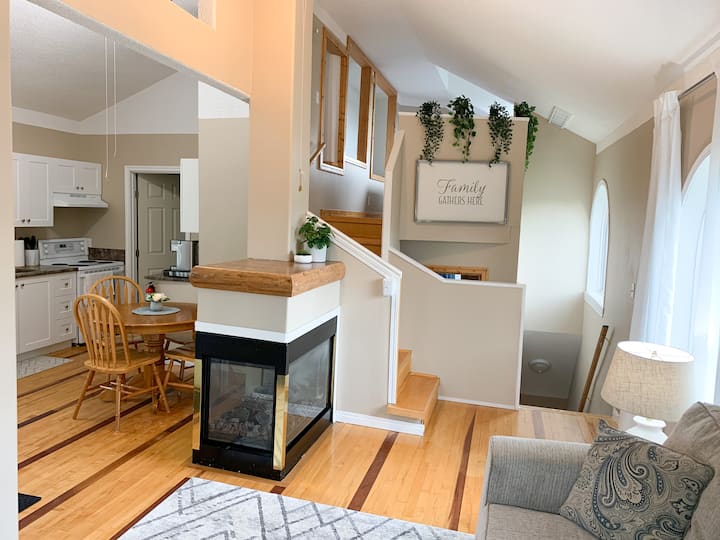 Cozy 2-bedroom Multilevel Suite - Sylvan Lake
