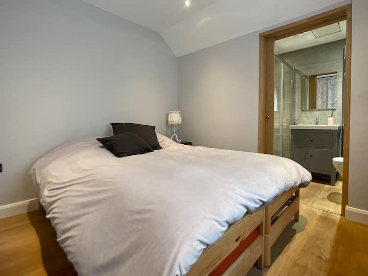 Cozy Ensuite, With King Size Bed - Stroud