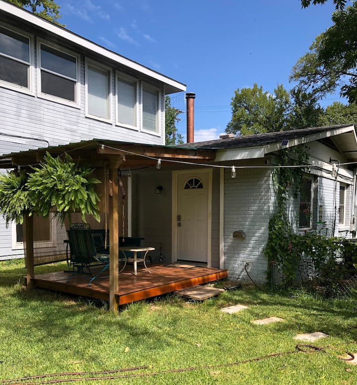 Zilker Guesthouse With Patio
License# Ol2022064648 - Austin, TX