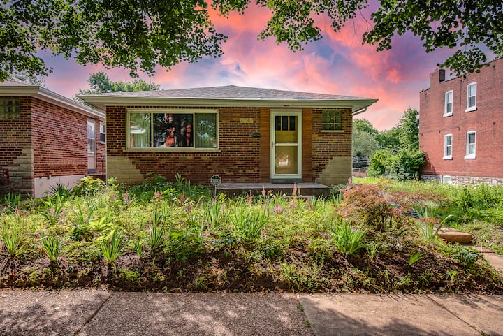 Bloom Inn *2-bedroom House Nestled On Flower Farm! - Saint-Louis, MO