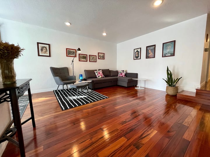 Lovely 1 Bedroom Condo With Rooftop Pool - West Hollywood, CA