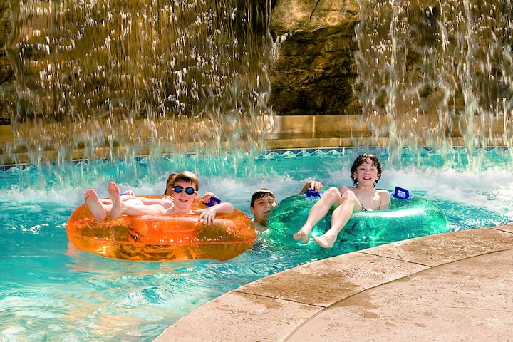 Ultimate Tahiti Village 2 Br, Sleeps 8+, Balcony - Las Vegas, NV