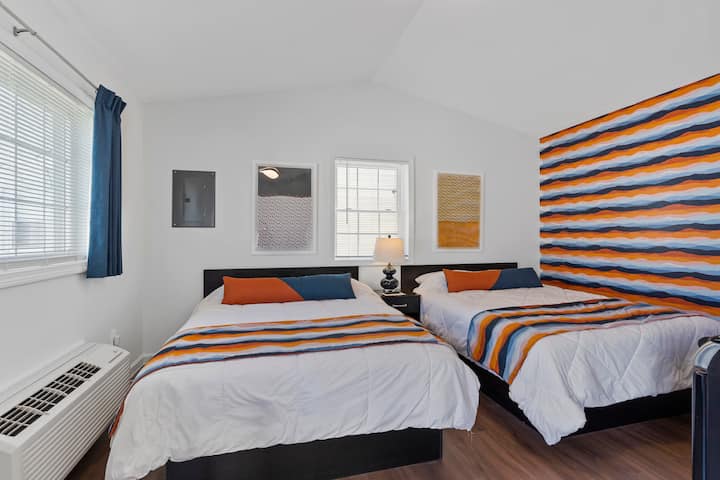 Cute 2 Queen Bed Cottage With Kitchenette - Old Orchard Beach, ME