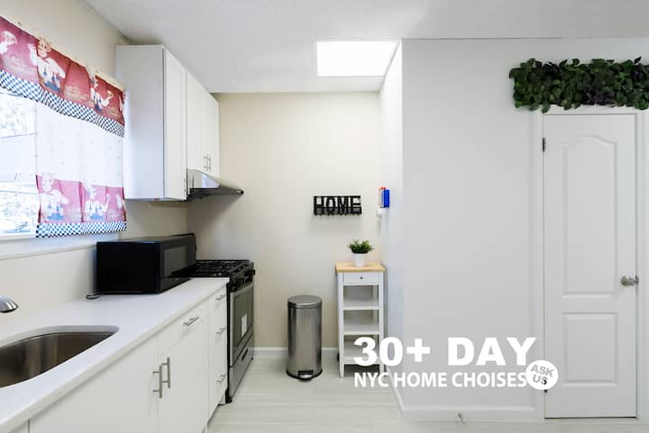 New! Comfort ! Patio! Parking! Main St! Everything - Queens, NY