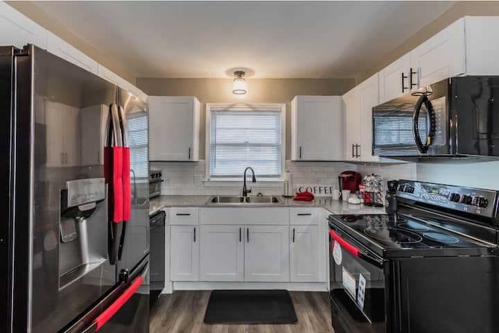 Freshly Renovated Bungalow With Amenities Galore! - Little Rock, AR