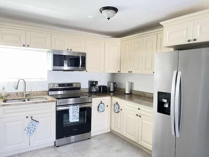 Cozy 1 Bedroom Suite 10 Min To The Ocean King Bed! - West Palm Beach, FL