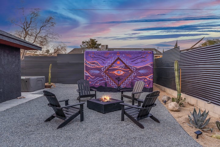 Cozy Rustic Vibes With Views & Hot Tub - Joshua Tree, CA