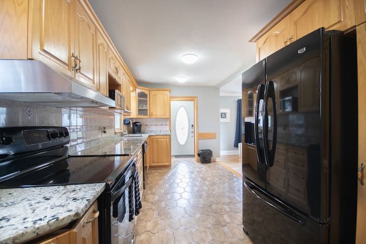 4 Bedroom Home With Parking, Washer & Dryer - Ottawa