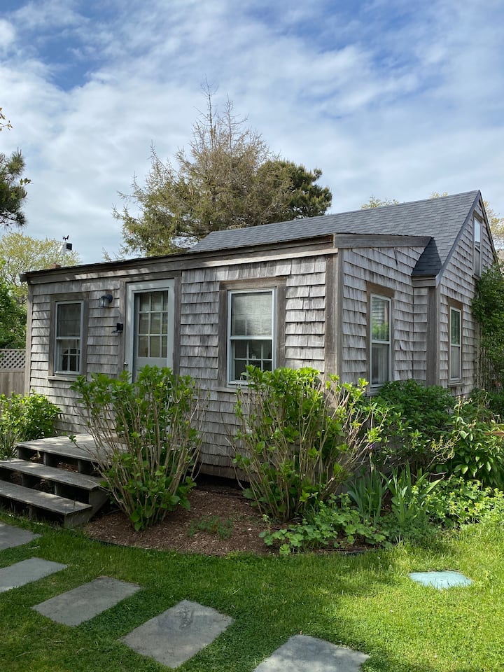 Cheerful 2 Bedroom Cottage In Nantucket - Nantucket, MA