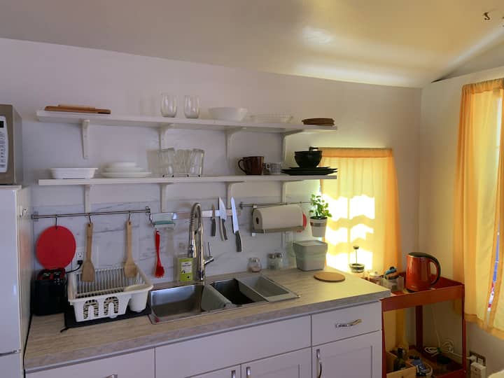 Sunlit Tiled Studio W/private Back Patio - Vallejo, CA