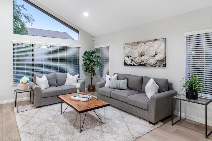 Cheerful Spacious 4 Bedroom Home In Irvine - Irvine, CA