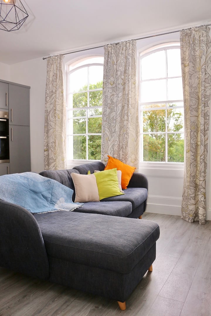 Sunny Bright Flat,  10 Mins Walk From Train & City - Yorkshire