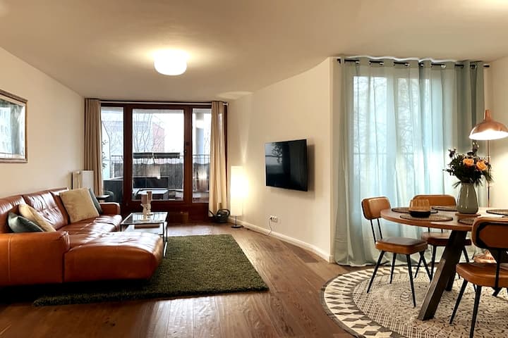 Large, Stylish Apartment With Sunny Balcony - Berlin