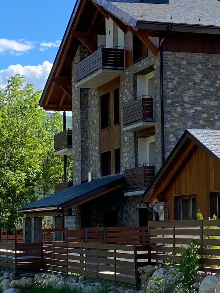 Moderno Apartamento En Benasque Con Jardín Privado - Benasque
