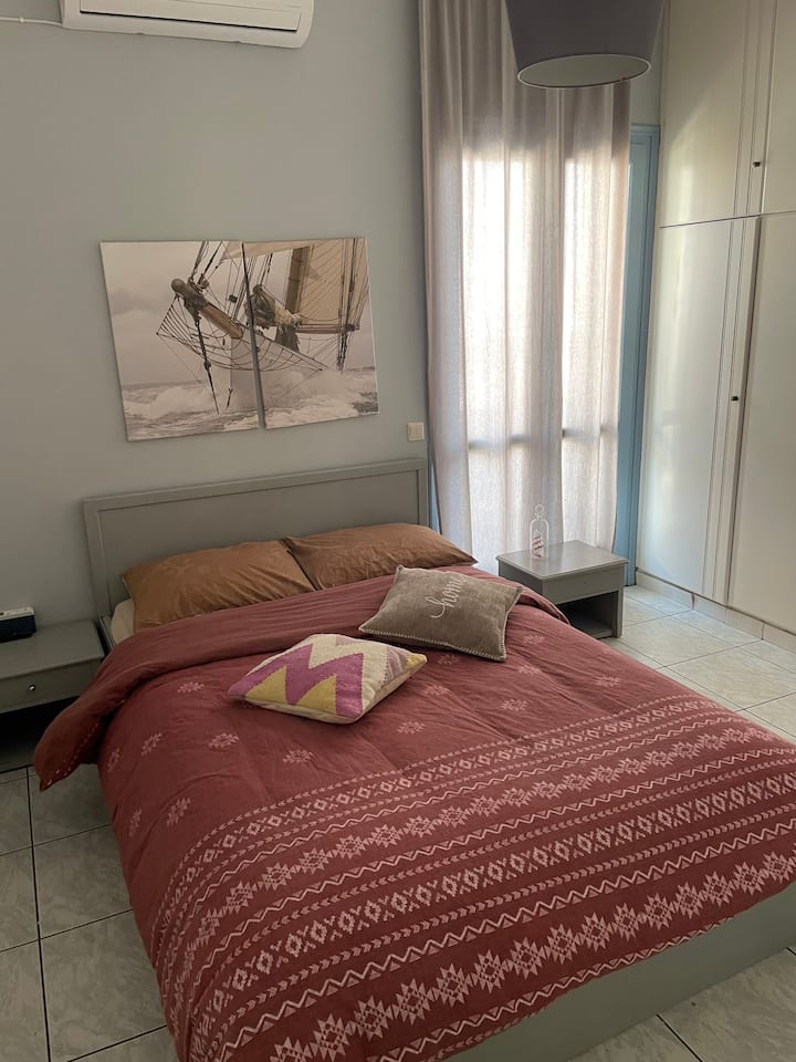 Spacious 3 Bedroom Apt, 2 Mins Walk To The Beach - 干尼亞