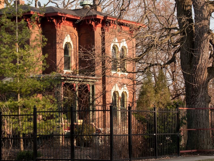 Enchanting Historic Victorian Mansion In Joliet - Joliet, IL