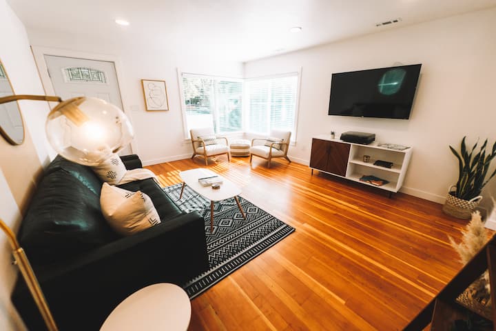Mid Century Modern 2 Bedroom, Walk To Downtown - Grants Pass, OR