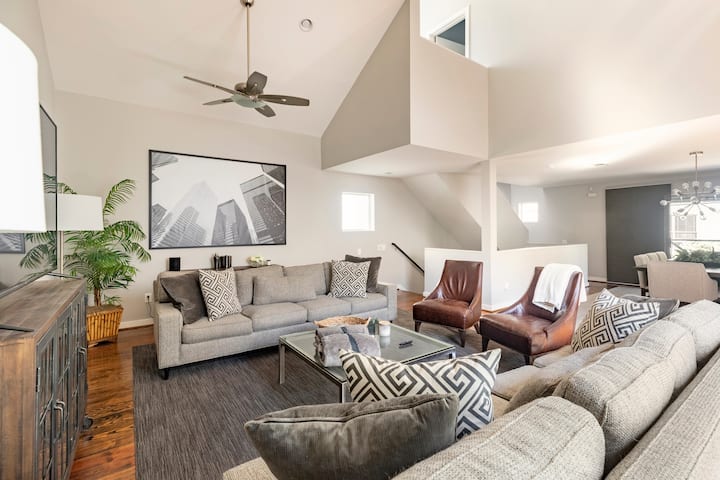 3 Story Private Home Midtown & Steps From Downtown - Houston, TX