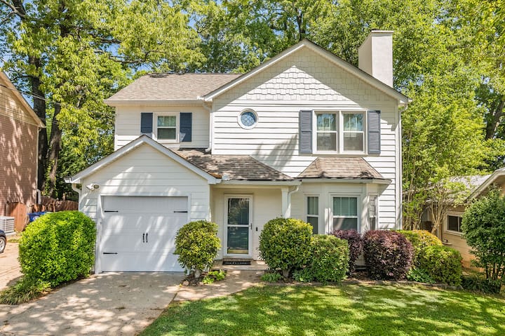 New! Modern Retreat • Hot Tub Room | Sleeps 6+ - Atlanta, GA