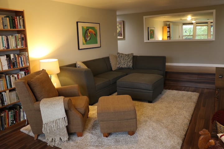 Spacious 2-bedroom Suite With Living Room, Hot Tub - Abbotsford