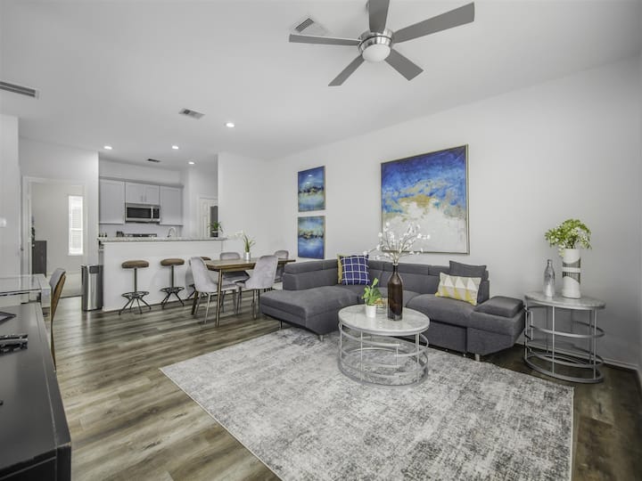 Quiet Space King Bed Perfect For Long Term Stay - Houston, TX