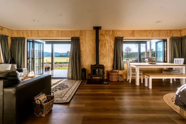 Fiery Peak Eco-retreat With Logfire & Hot Tub - South Island