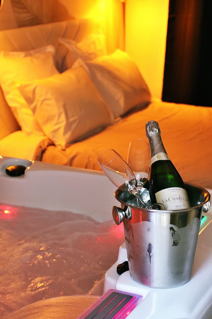 Suite Luxueuse Avec Spa Privatif - Roanne