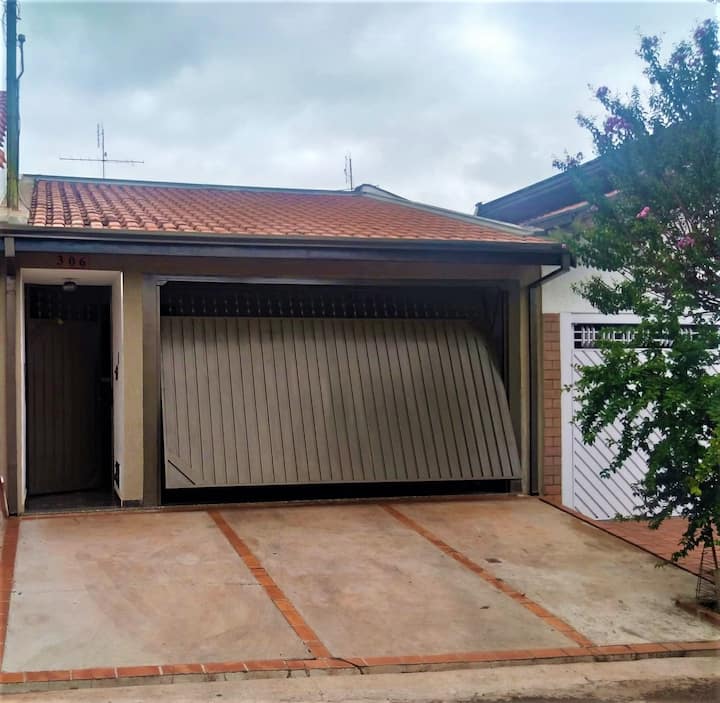 ¨Casa Confortável¨
Garagem Para 2 Carros E 1 Moto! - Jaú
