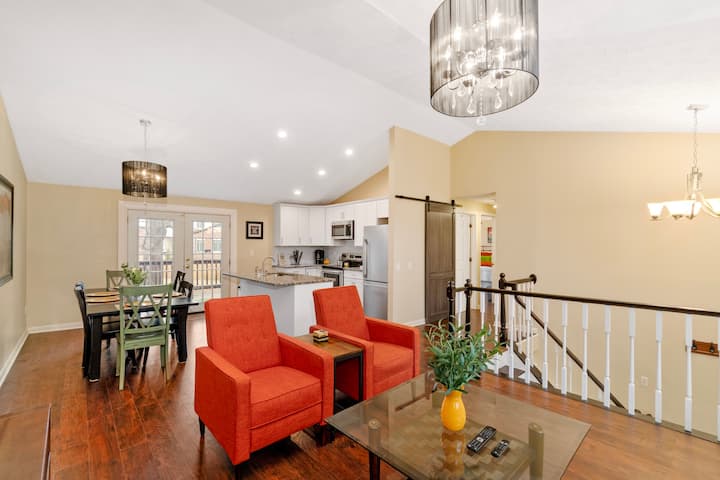 Home, 6 Beds, 9’ Pool Table, Half Basketball Court - Charlotte