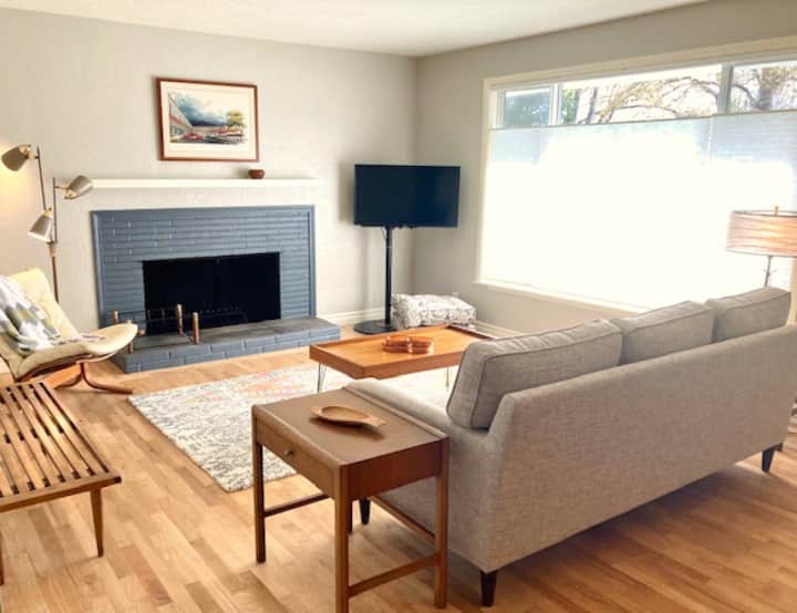 Central Mid Century,  Covered Patio. Sleeps 5. - Eugene, OR
