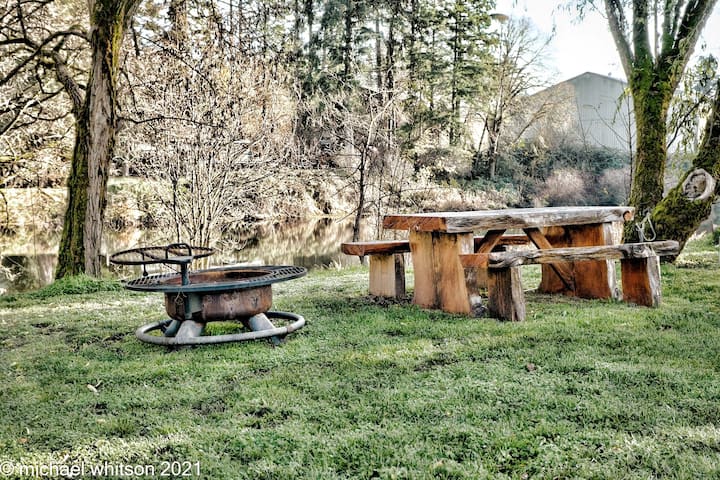 2 Acre, Pond View Home, With Hot-tub & Bbq For 16 - Oregon