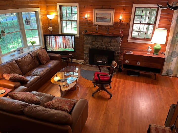 Classic Pocono Mountain Cottage In Split Rock - Albrightsville, PA